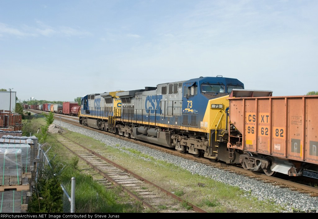 CSX 7637,73 W070 rock train passes Memphis junction southbound